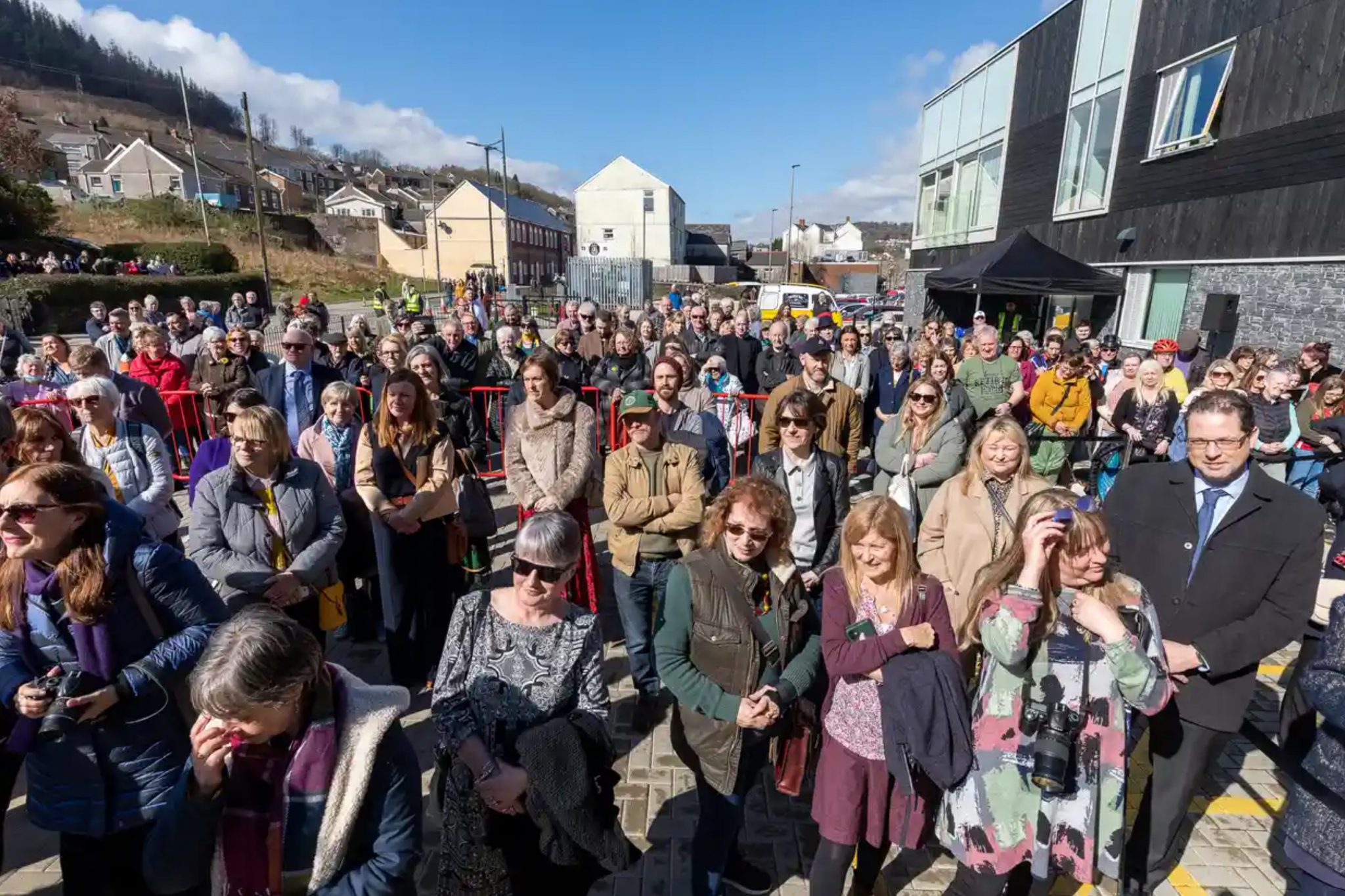 New statue of Elaine Morgan OBE unveiled at the front of Ty Calon Lan ...