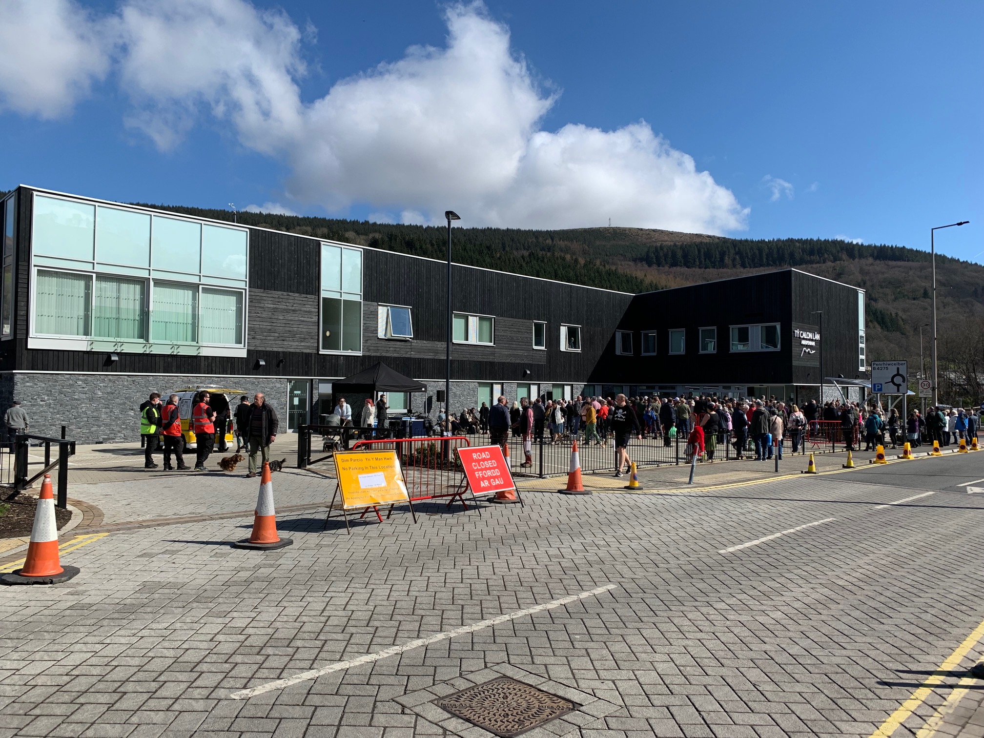 New statue of Elaine Morgan OBE unveiled at the front of Ty Calon Lan ...